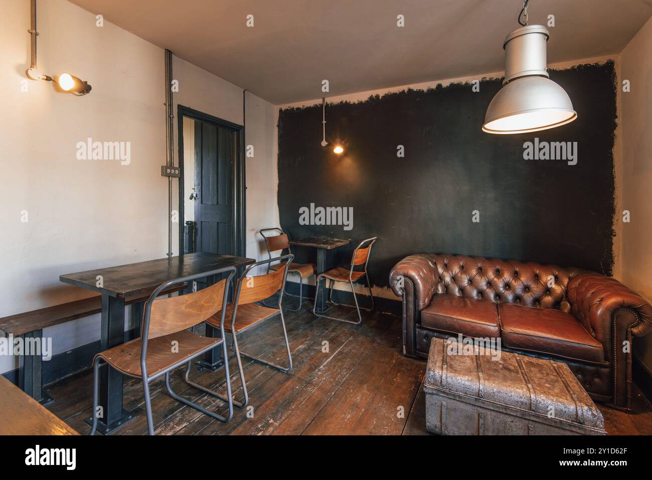 Vintage coffee shop interior design. Minimalist coffee shop design ...