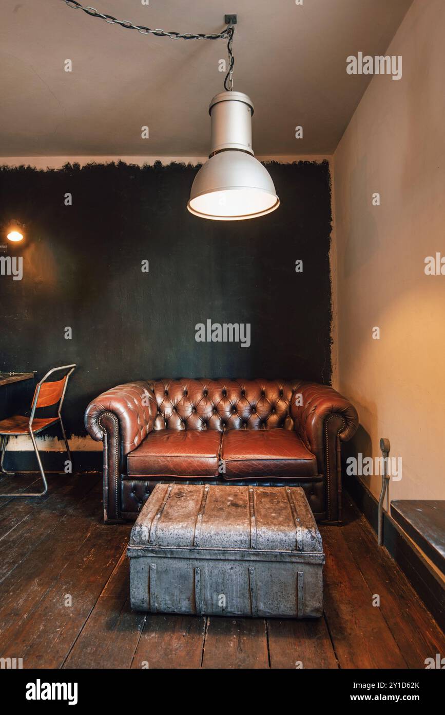 Vintage coffee shop interior design. Minimalist coffee shop design ...