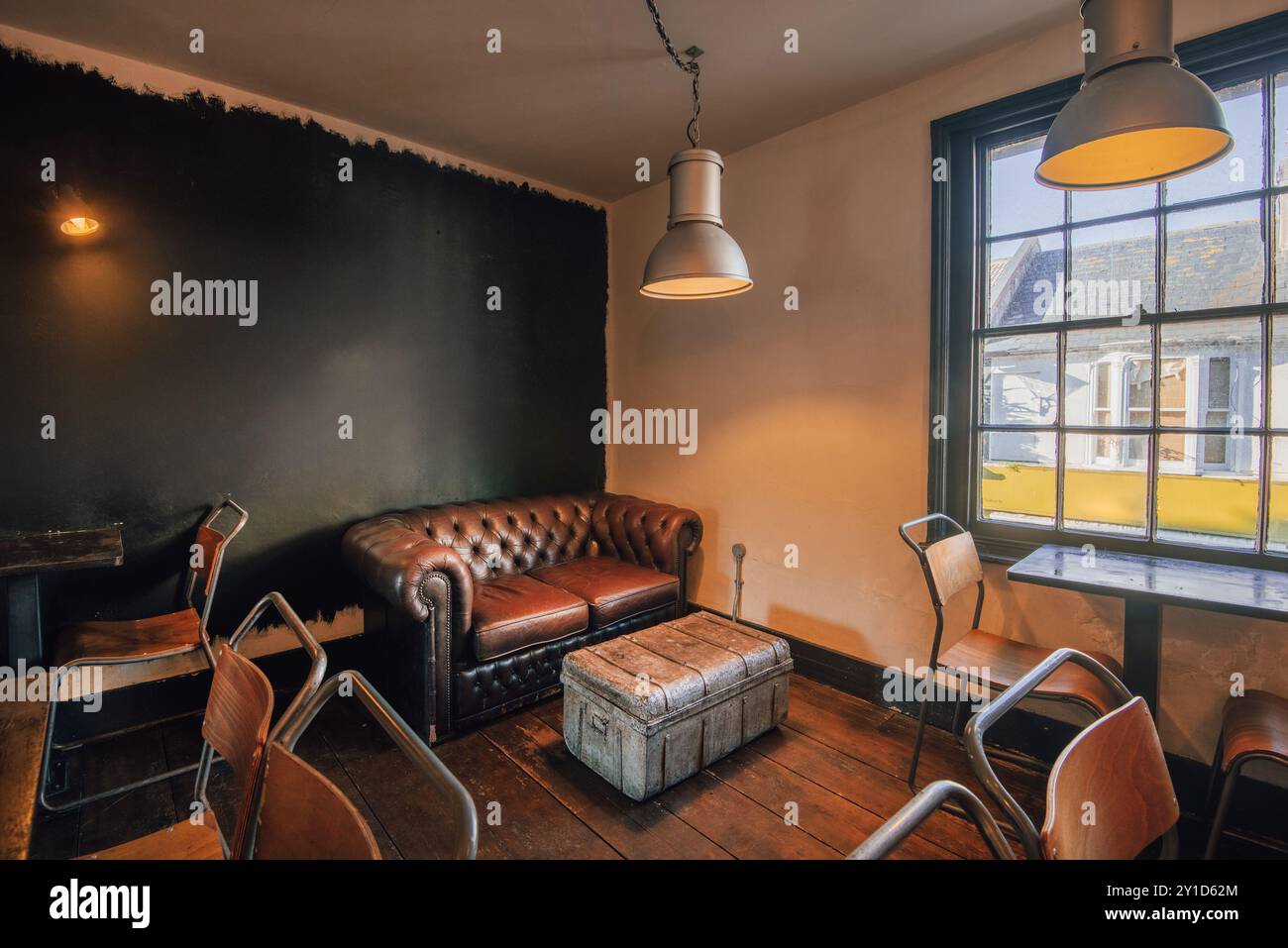 Vintage coffee shop interior design. Minimalist coffee shop design ...