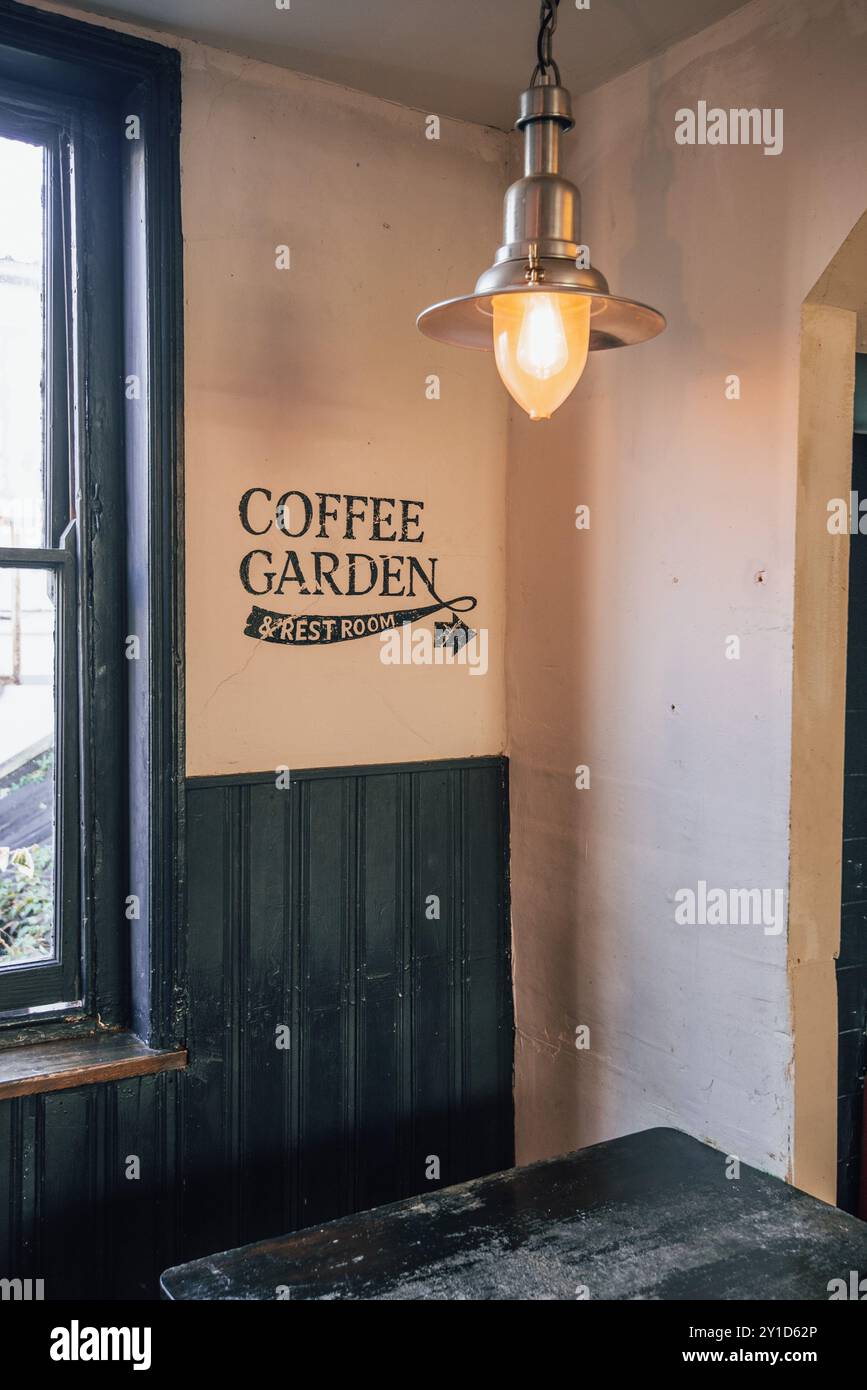 Vintage coffee shop interior design. Minimalist coffee shop design ...