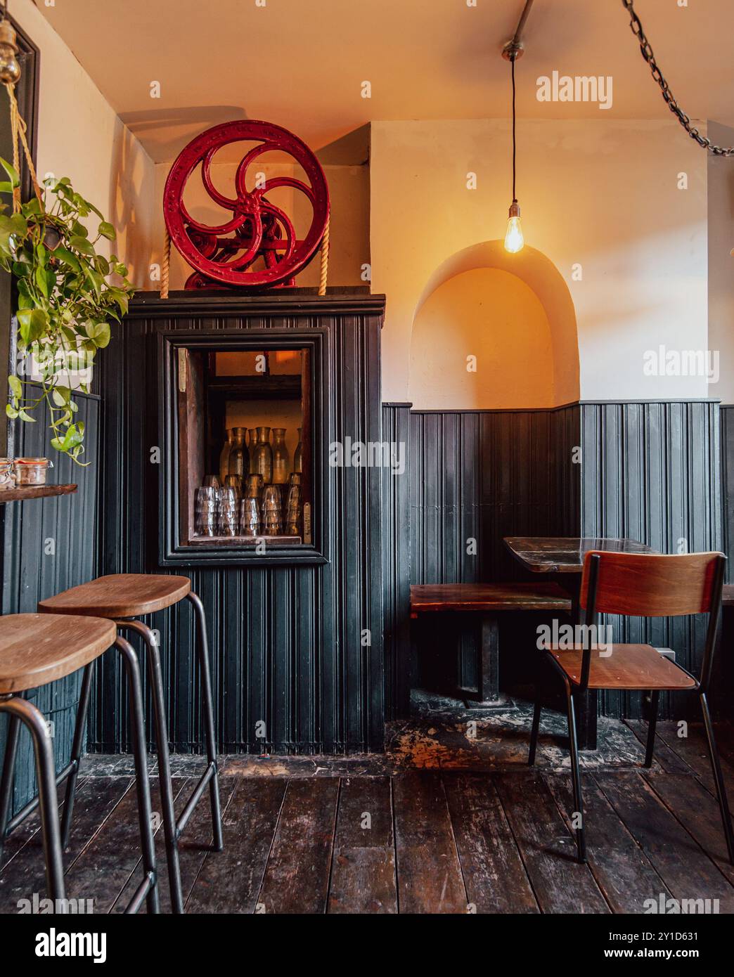 Vintage coffee shop interior design. Minimalist coffee shop design ...