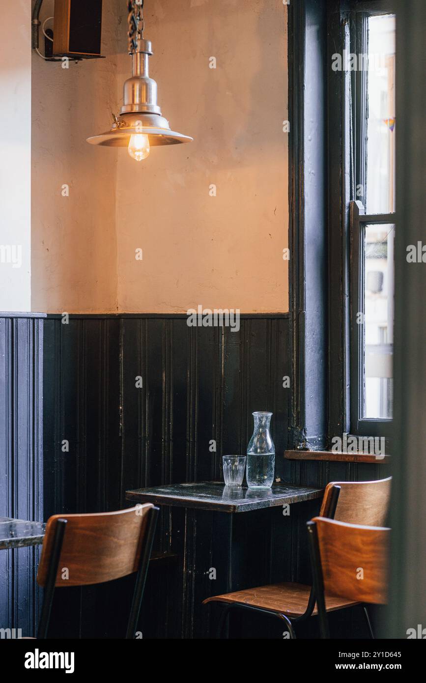 Vintage coffee shop interior design. Minimalist coffee shop design ...