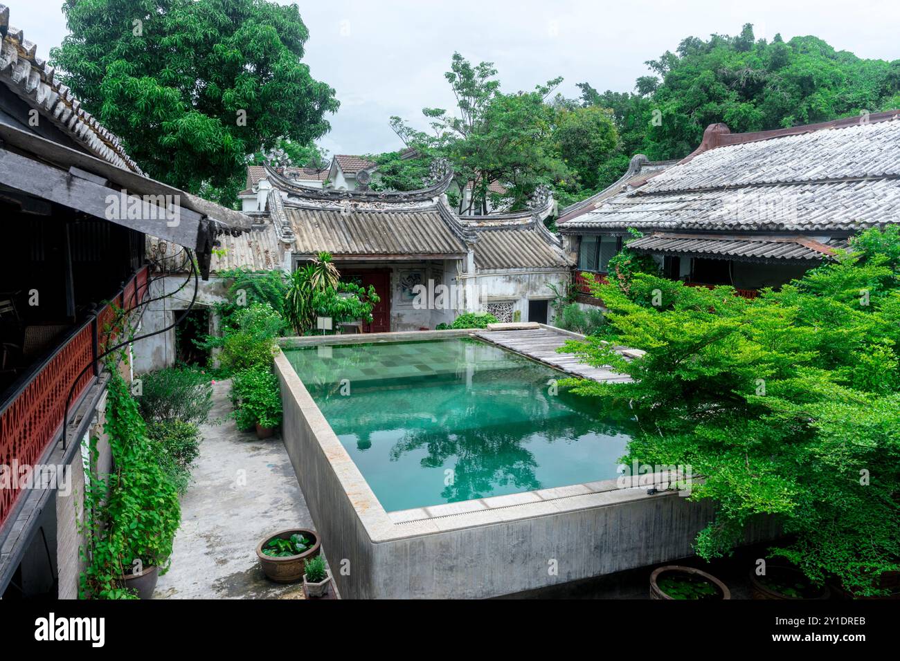 Traditional chinese courtyard house hi-res stock photography and images ...
