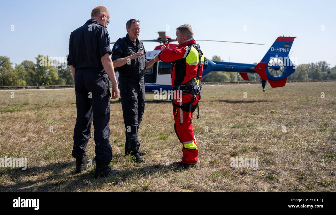 Bleckede, Germany. 06th Sep, 2024. The crew of a police helicopter ...