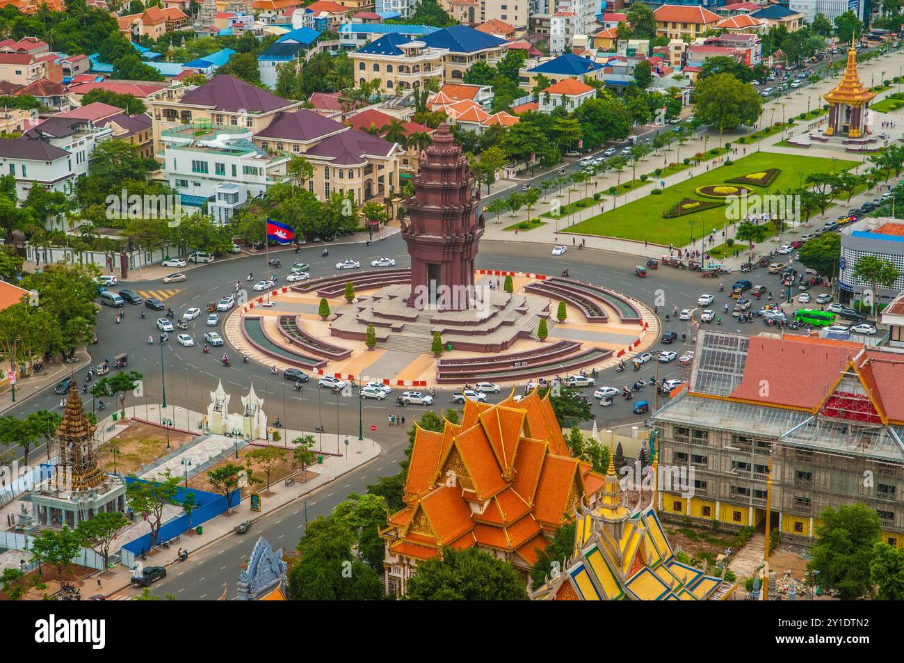Independence Monument, traffic circle / roundabout & city traffic ...