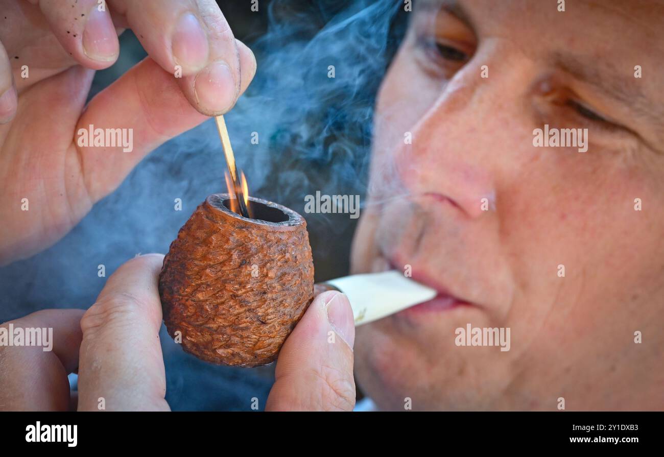 Club smoking 2024 hi-res stock photography and images - Alamy