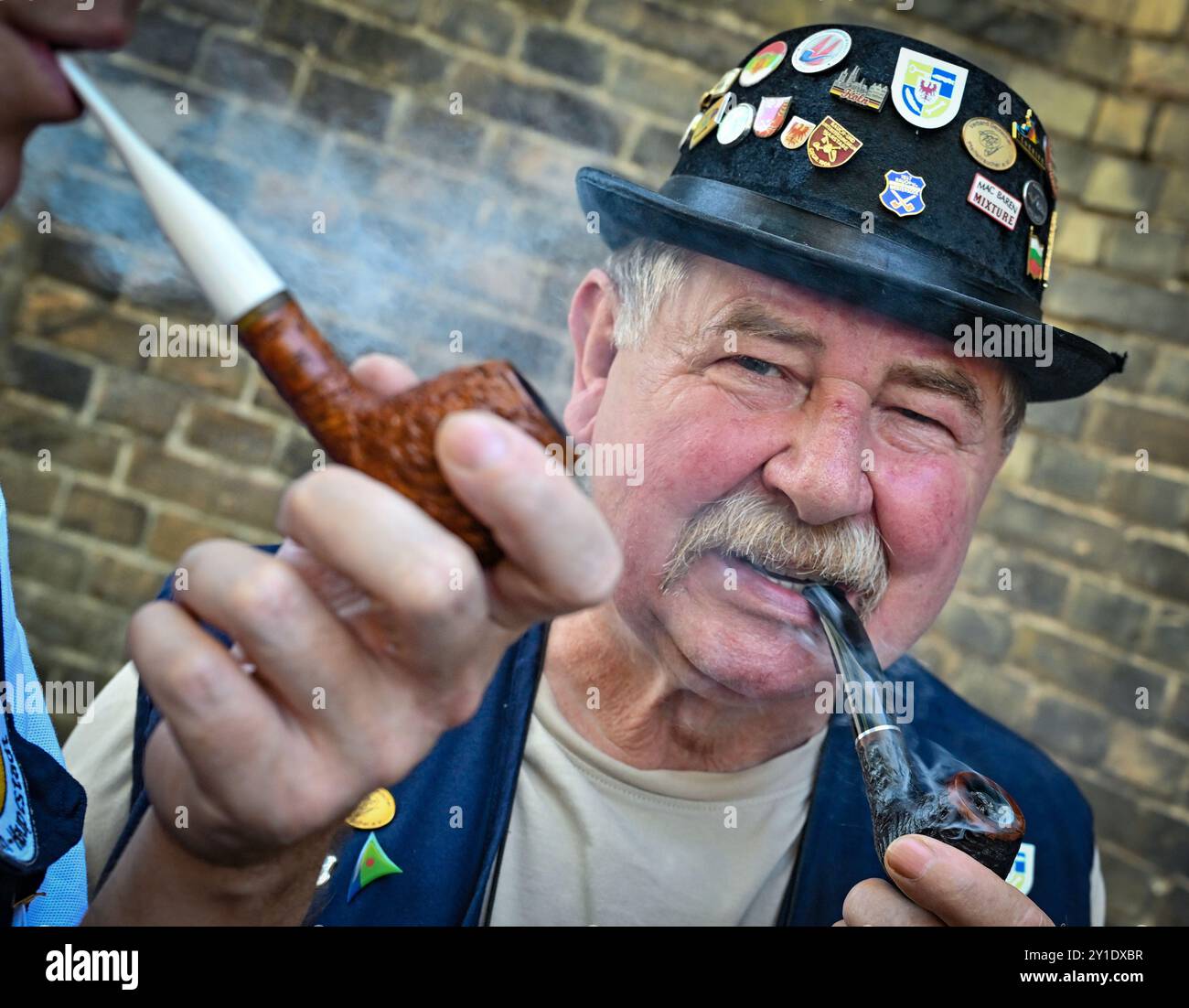 Club smoking 2024 hi-res stock photography and images - Alamy