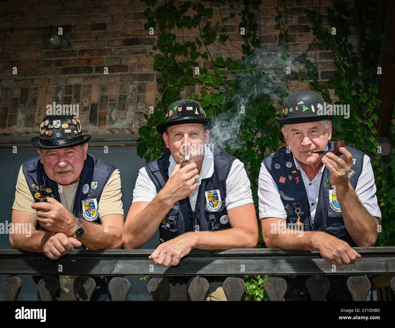 Club smoking 2024 hi-res stock photography and images - Alamy