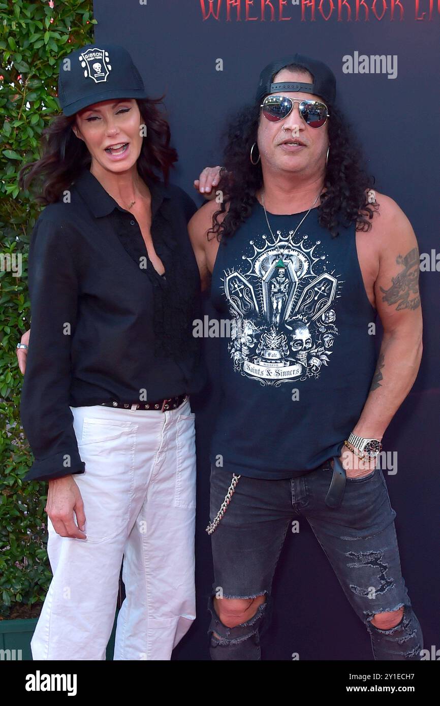 Slash mit Freundin Meegan Hodges bei der Eröffnung der Halloween Horror ...