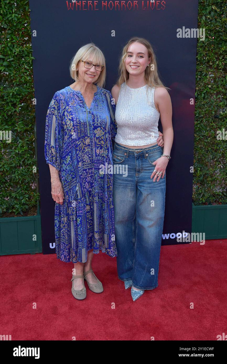 Kathy Baker und Emilie Bierre bei der Eröffnung der Halloween Horror ...