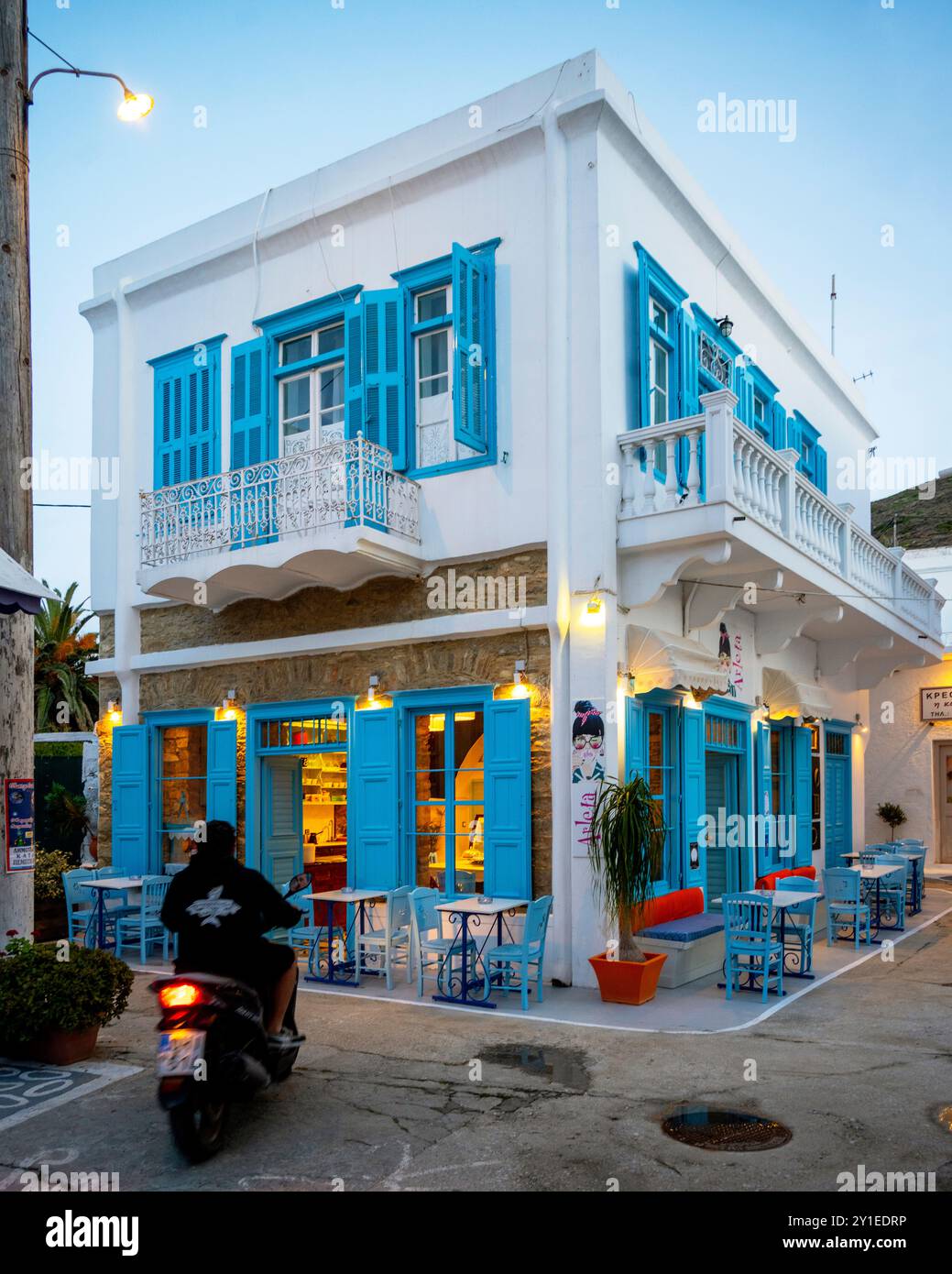Griechenland, Kykladen, Amorgos, Katapola, Aigaion Cafe Stock Photo - Alamy