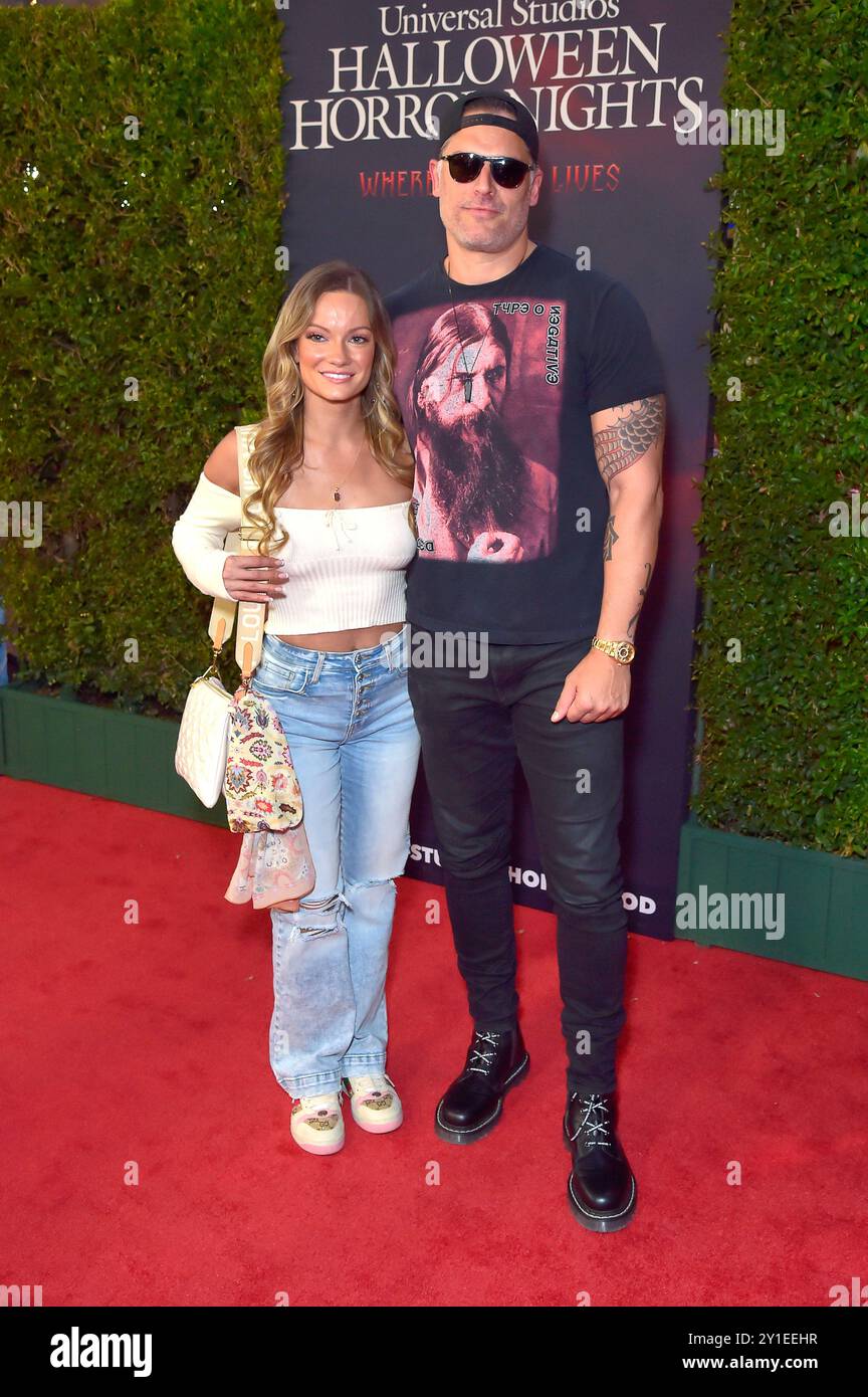 Caitlin O'Connor und Joe Manganiello bei der Eröffnung der Halloween ...
