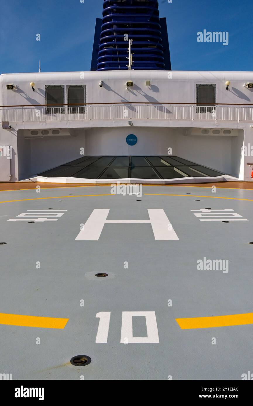 Helideck cruise hi-res stock photography and images - Alamy