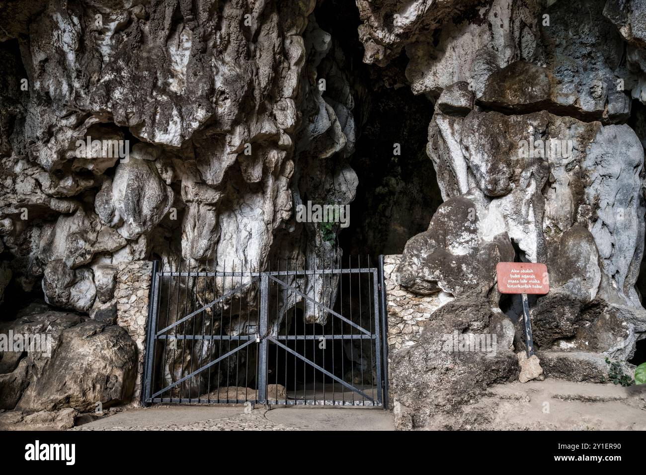 Leang Leang geopark in Maros, Sulawesi, Indonesia, Asia Stock Photo - Alamy