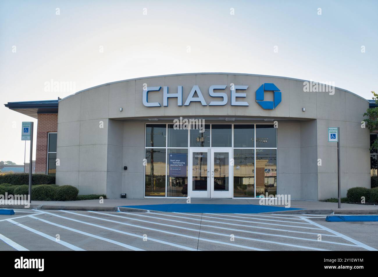 Houston, Texas USA 08-11-2024: JP Morgan Chase bank building exterior ...