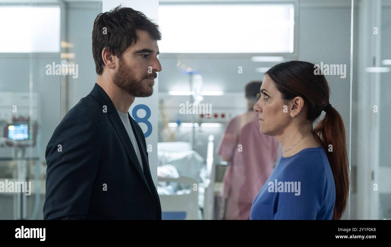 BREATHLESS, (aka RESPIRA), from left: Alfonso Bassave, Ana Rayo, 'El ulimo hombre en pie ...