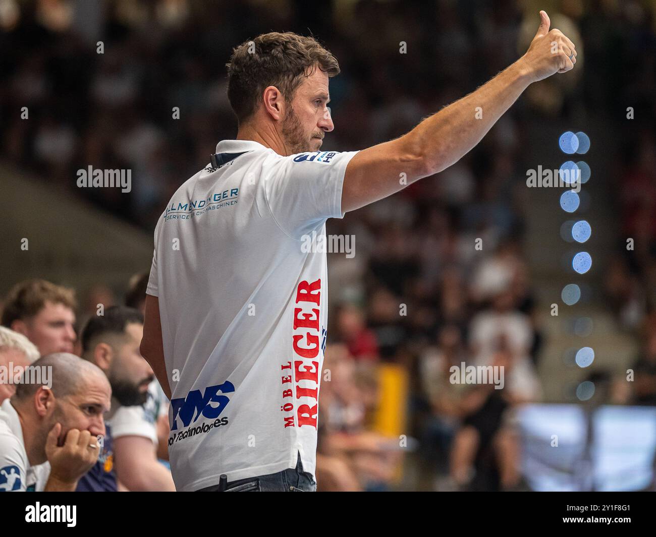Ben Matschke, Cheftrainer (Frisch Auf Goeppingen) zeigt den Daumen hoch ...