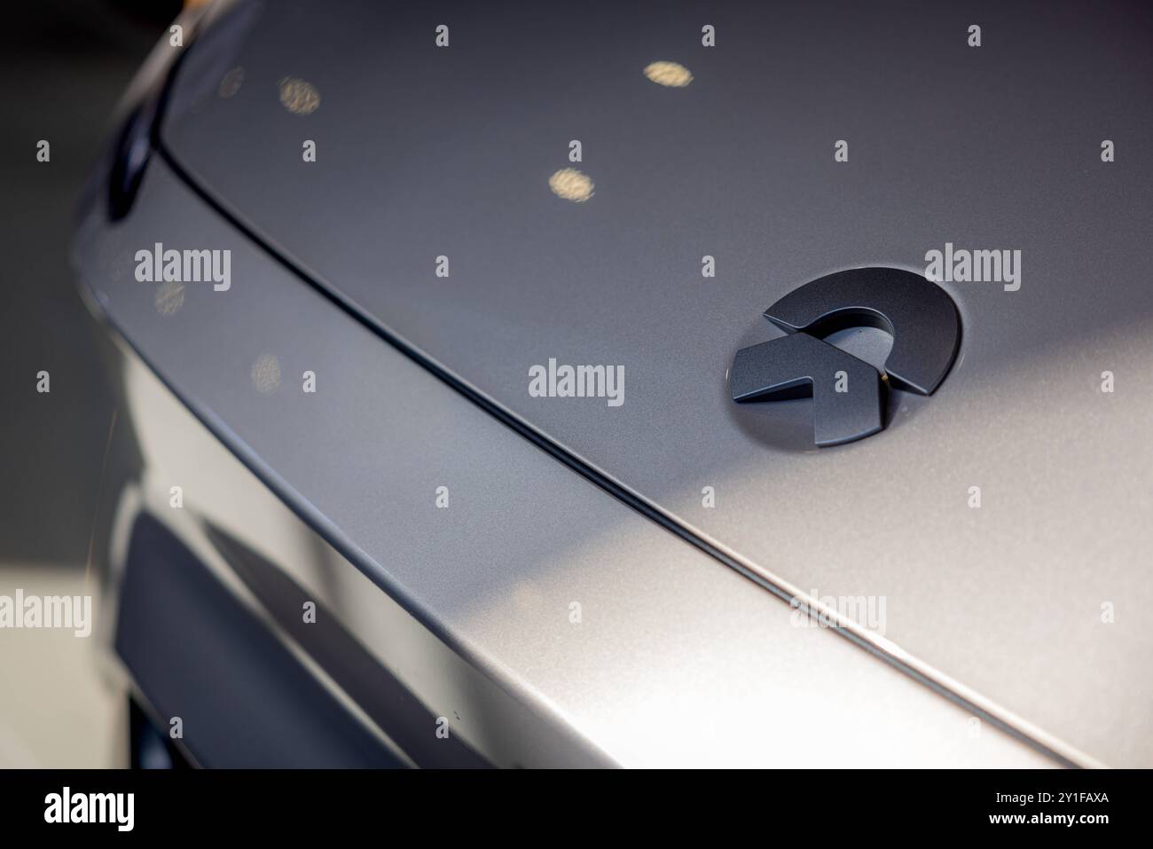 Symbolbild Elektroauto NIO Das Logo des chinesischen Herstellers von ...