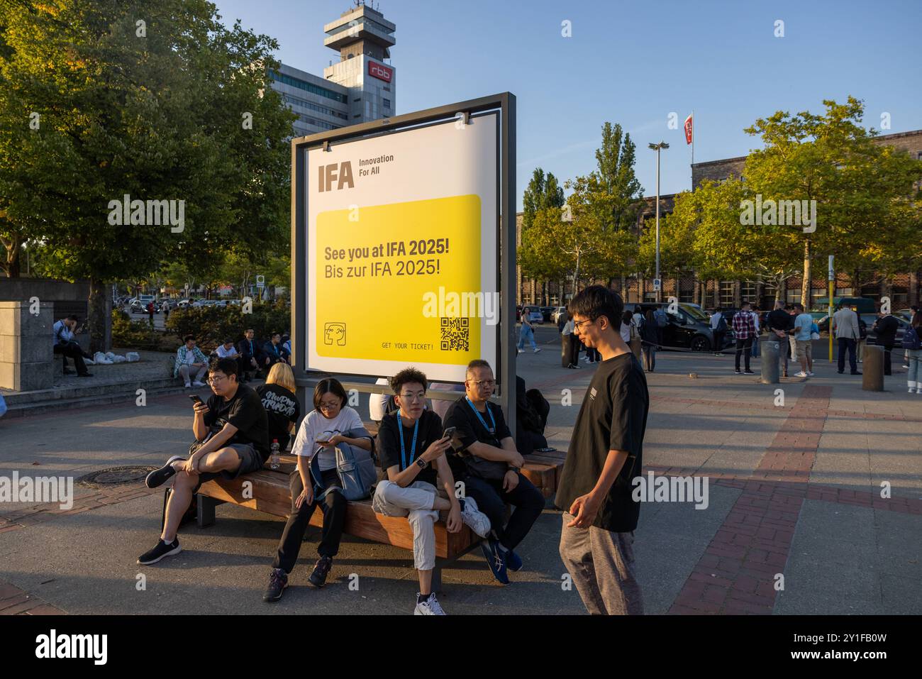IFA 2024 Deutschland Berlin am 05.09.2024: Mit einem Schild ...