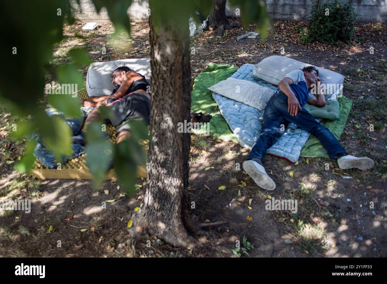 Sleep on the street hi-res stock photography and images - Alamy