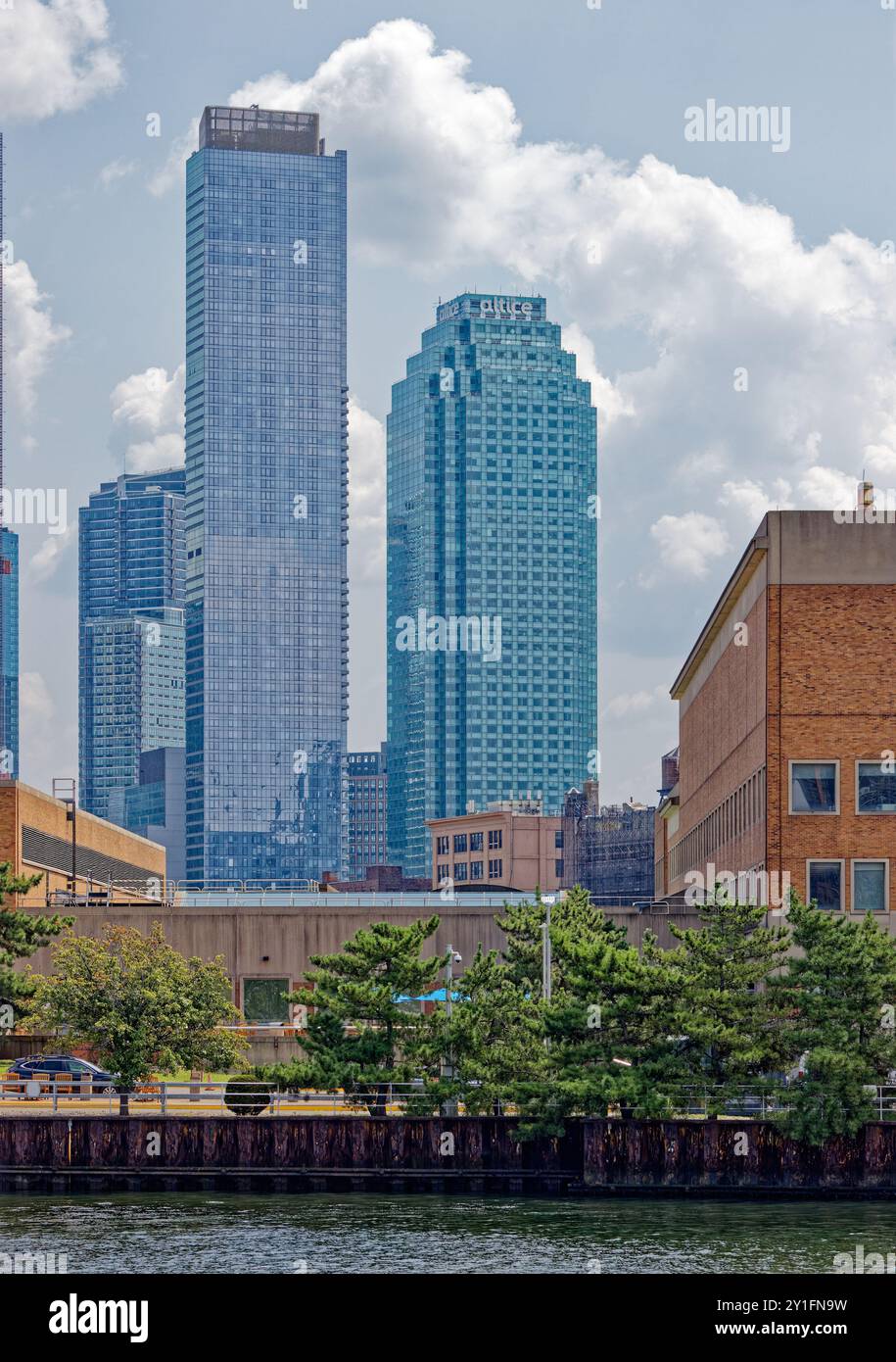 Skyline Tower (left) apartments and 1 Court Square (former Citigroup ...