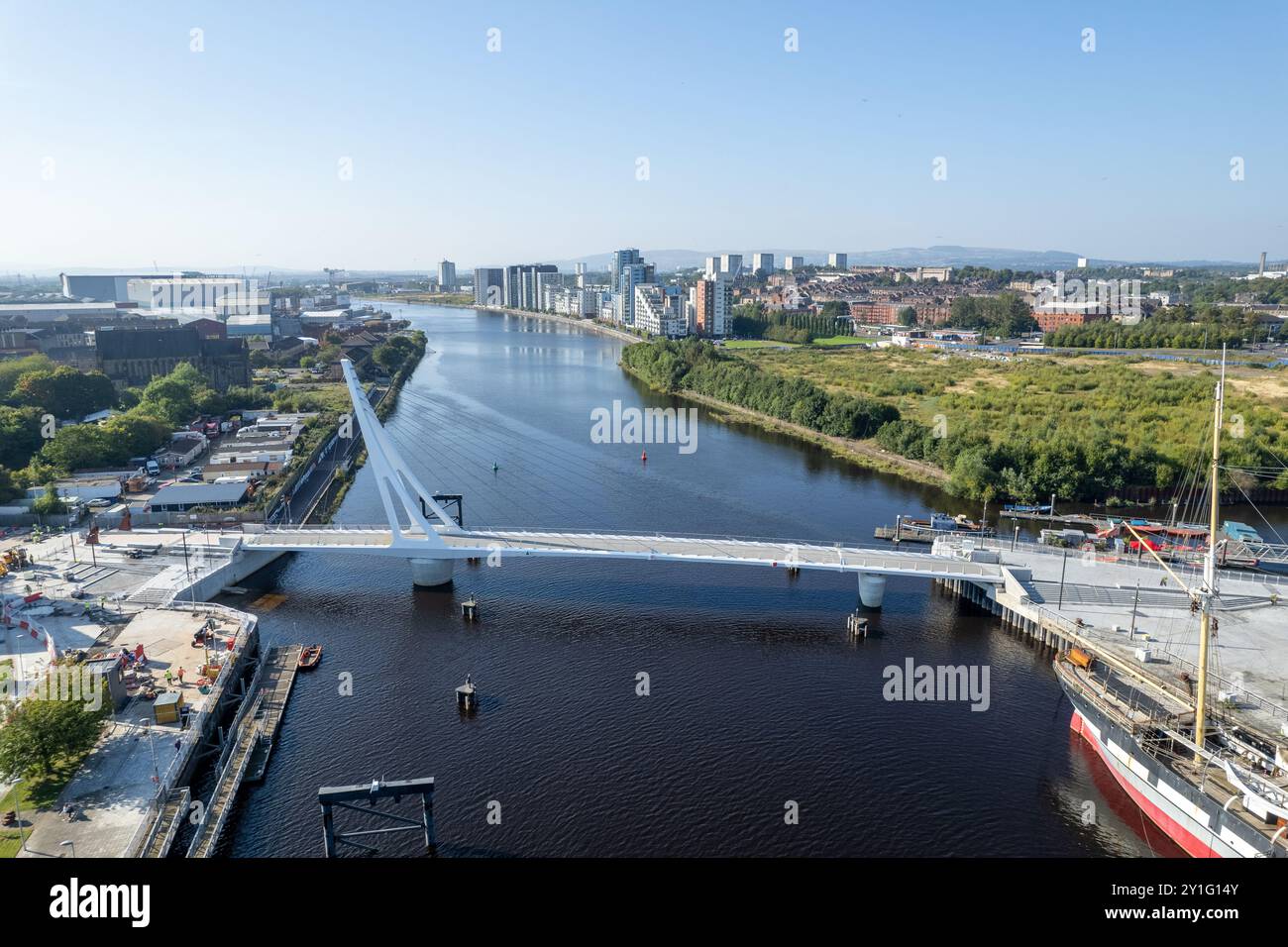 The Govan Partick bridge connecting Waterrow to Pointhouse Quay in ...