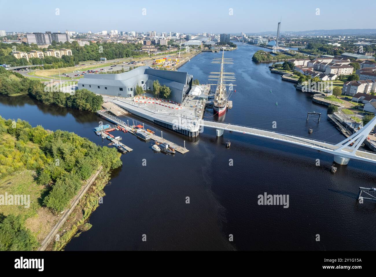 The Govan Partick bridge connecting Waterrow to Pointhouse Quay in ...