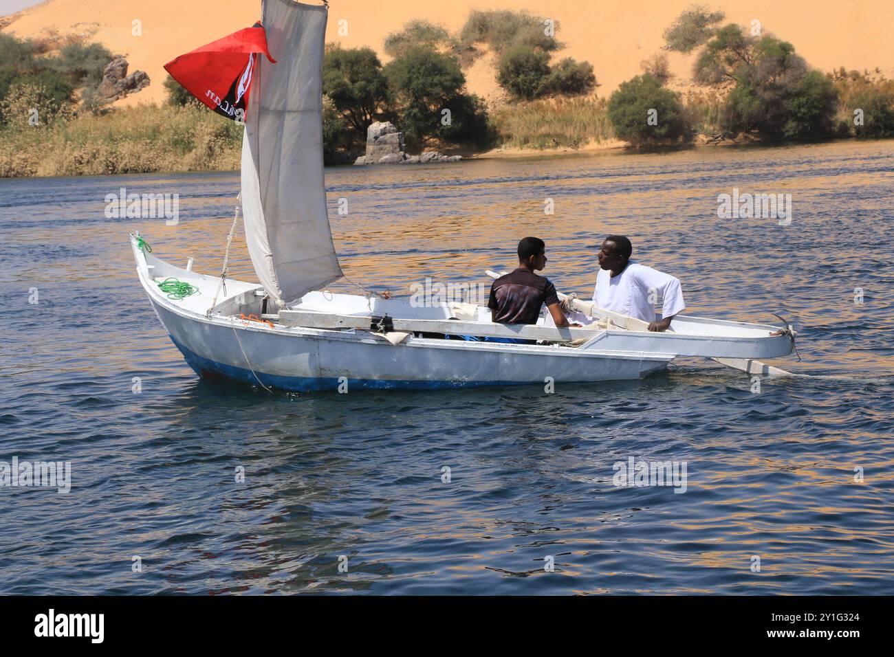 Ancient egyptian nile river boats hi-res stock photography and images ...
