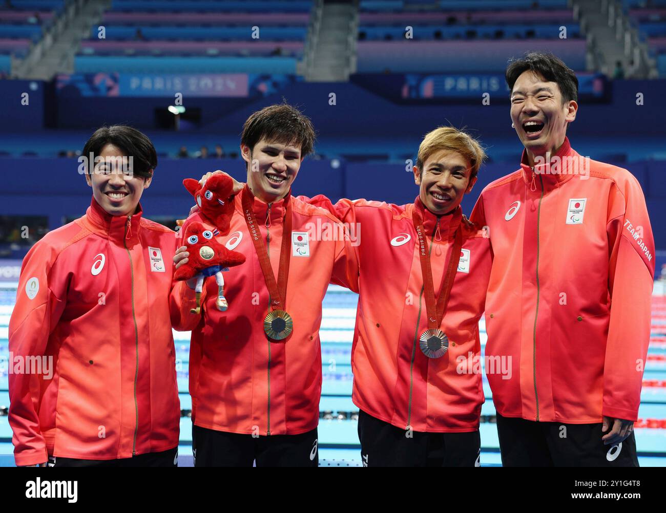 Japanese swimmers Keiichi KIMURA (center left) and Uchu TOMITA (center ...