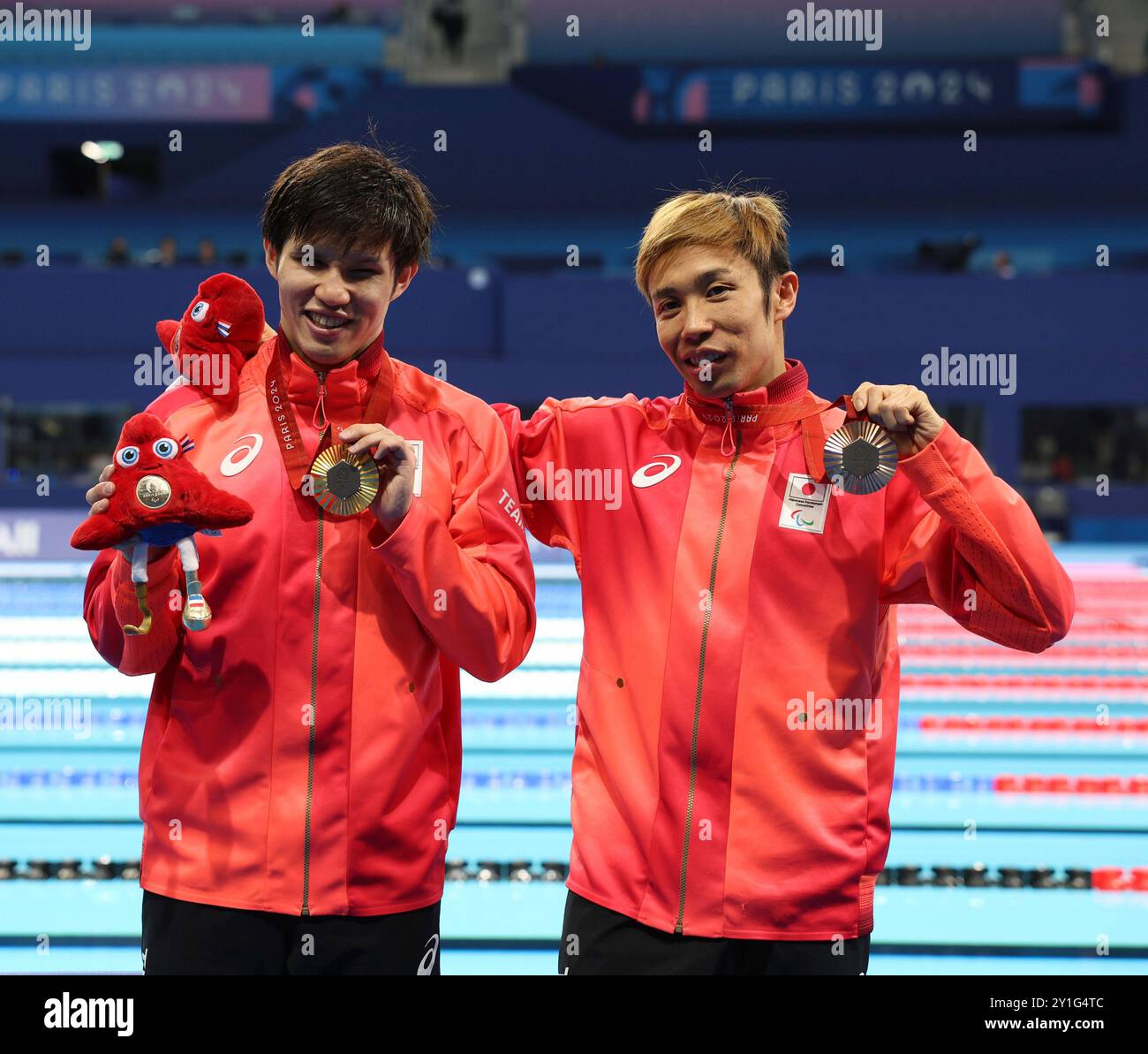 Japanese swimmers Keiichi KIMURA (L) and Uchu TOMITA pose for cameras ...