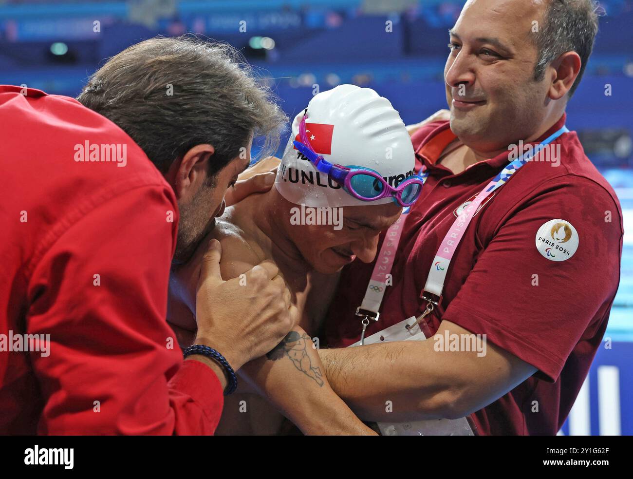 Turkish swimmer UNLU Umut (C) celebrates his gold medal after the men's ...