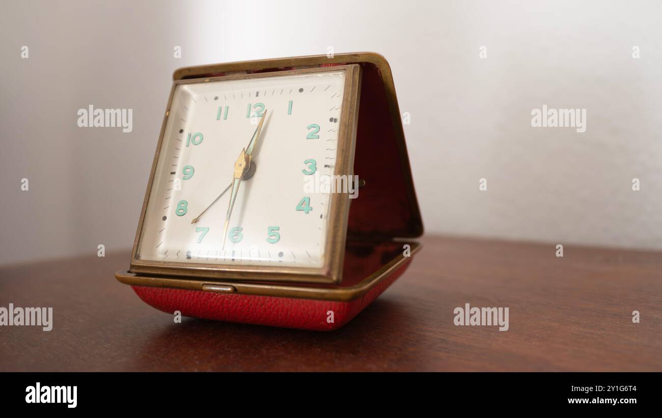 Table clok hi-res stock photography and images - Alamy