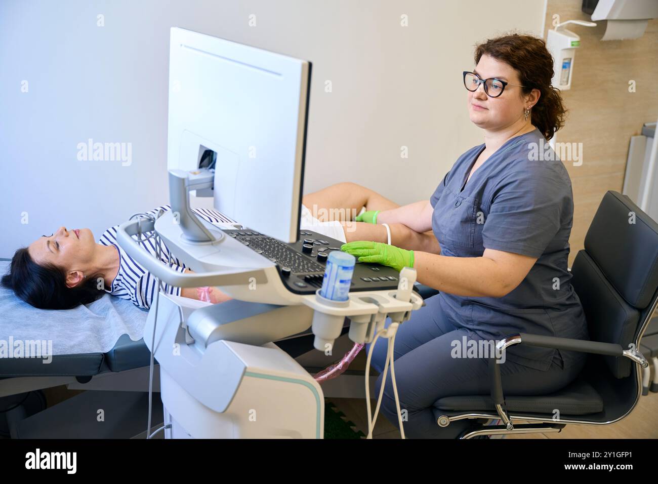 Clinic employee at her workplace performs an ultrasound diagnosis Stock ...