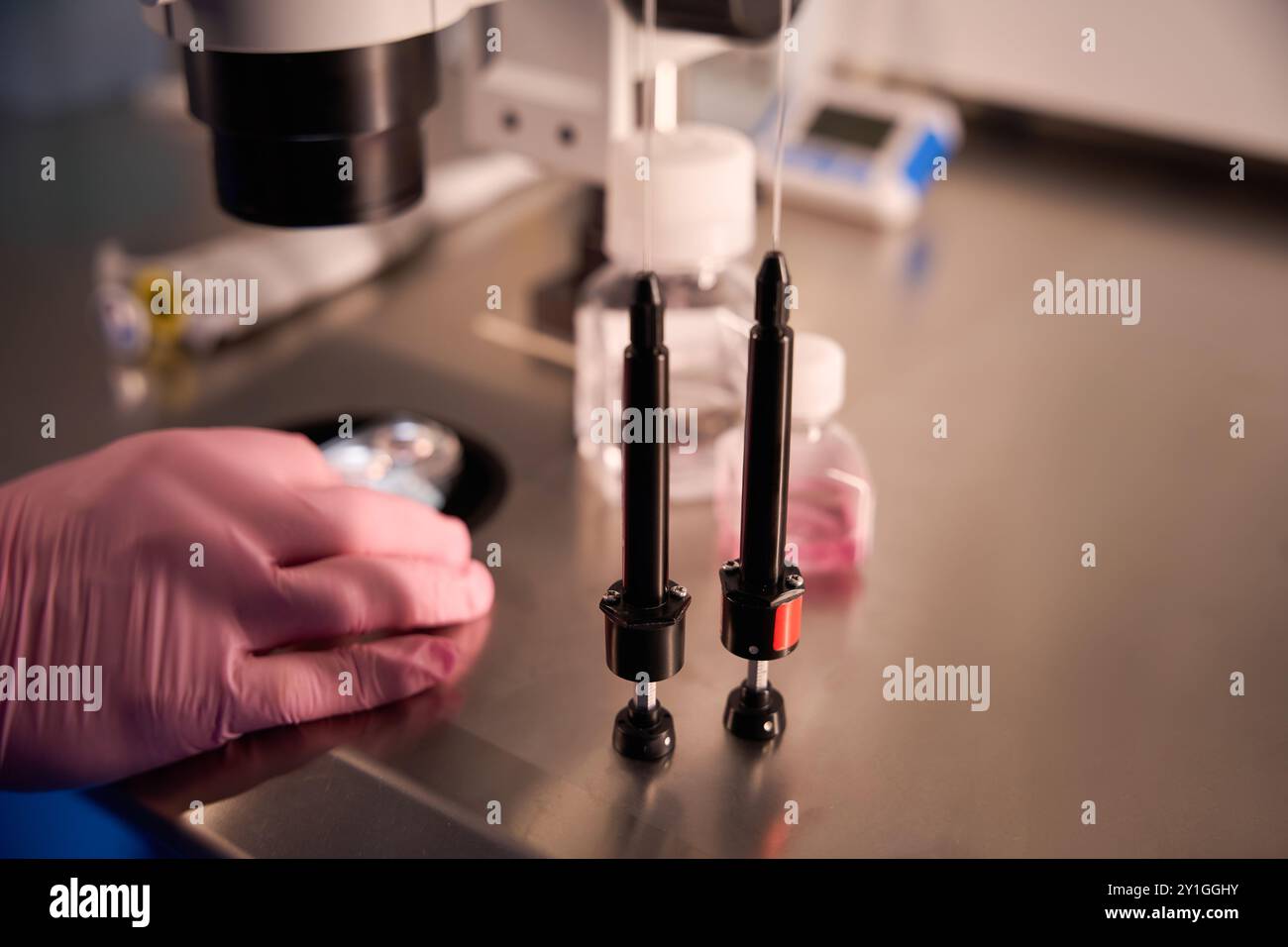 Hand adjusting microscope hi-res stock photography and images - Alamy