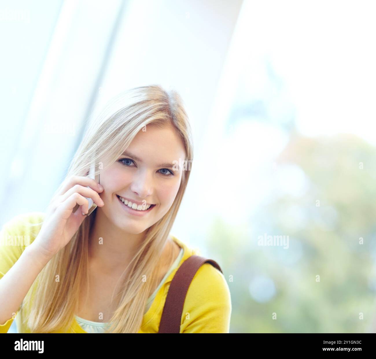 Teenager and mobile phone and airport hi-res stock photography and ...