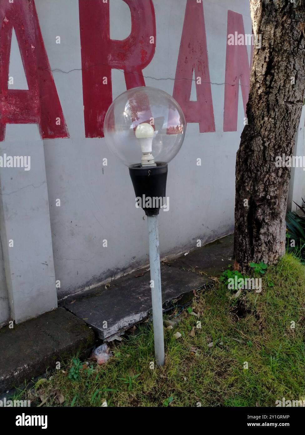 Round street lamp hi-res stock photography and images - Alamy