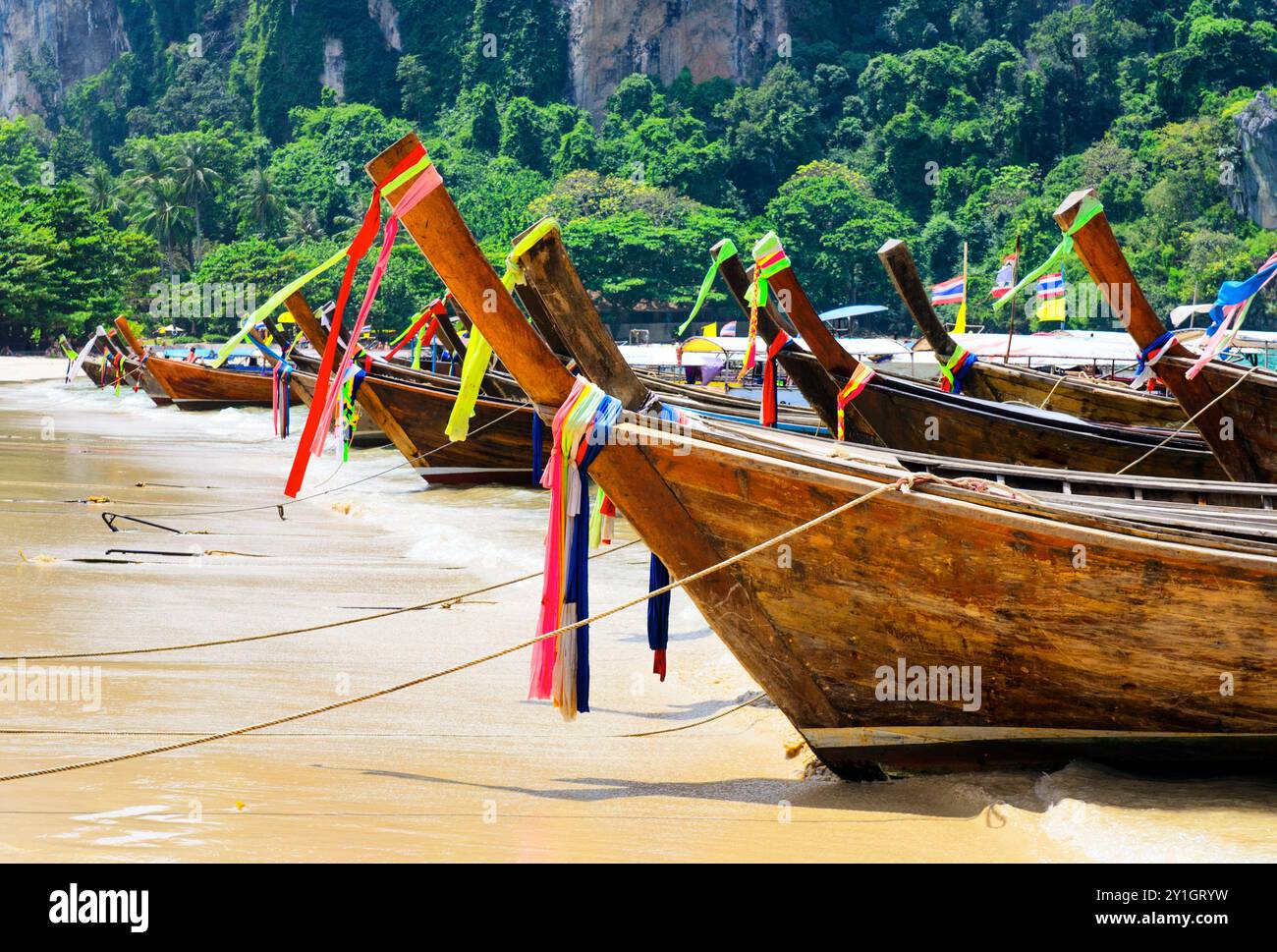 Traditional thai boats at the beach of Krabi province Stock Photo - Alamy