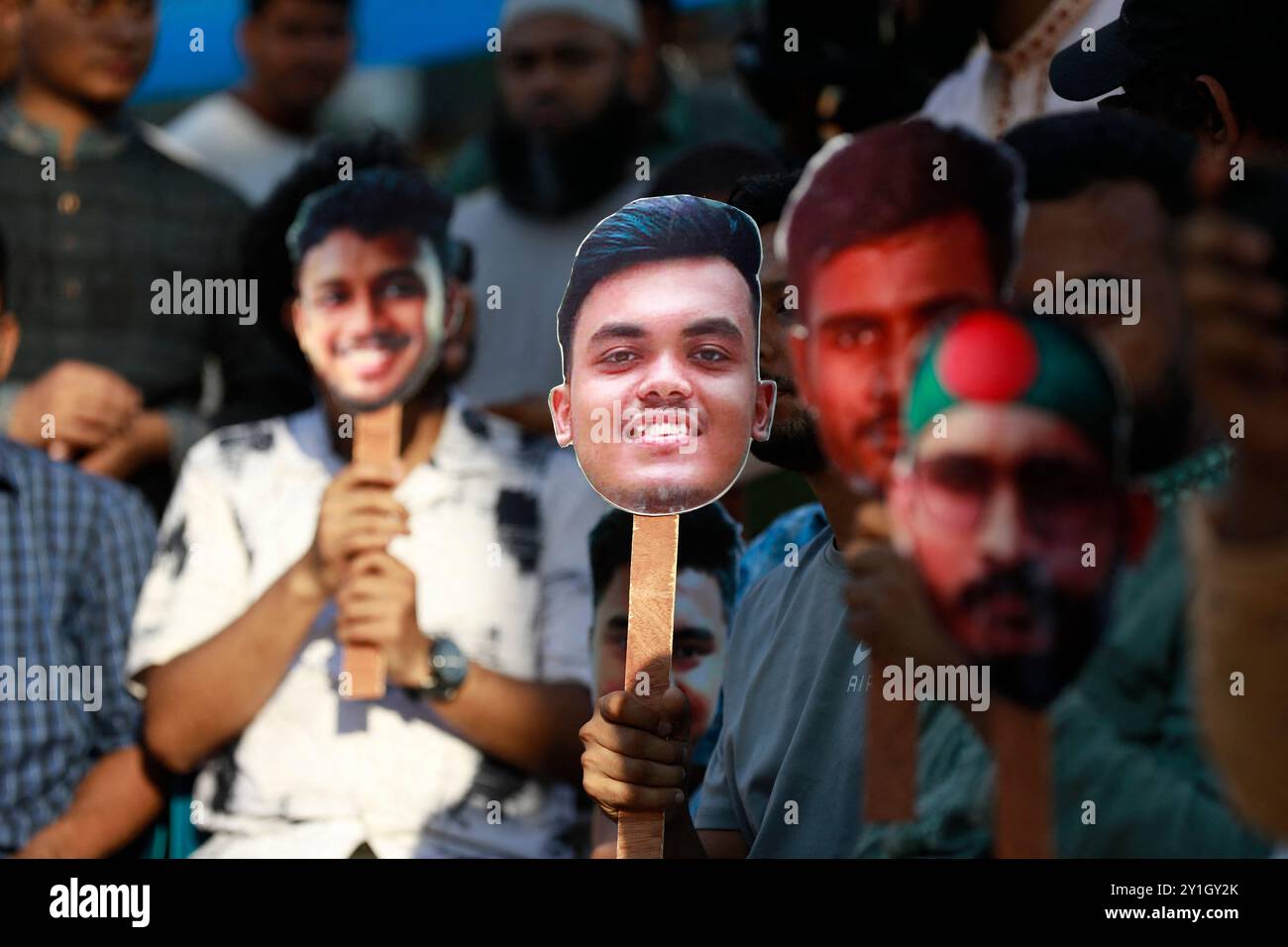 Dhaka, Bangladesh. 06th Sep, 2024. Members hold martyrs' portraits ...