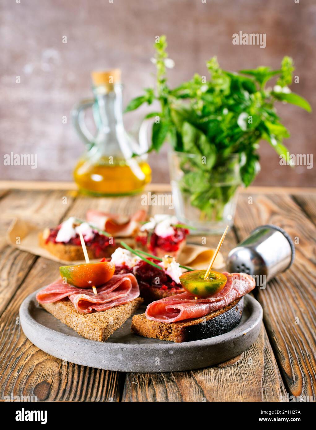 Italian prosciutto jamon leg served hi-res stock photography and images ...