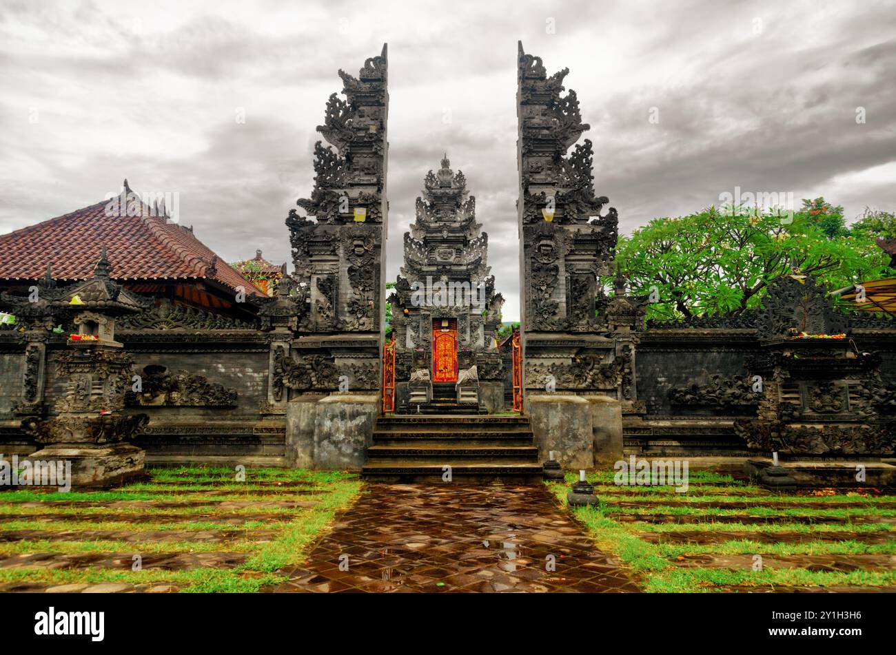 Traditional balinese architecture. Gate of temple Stock Photo - Alamy