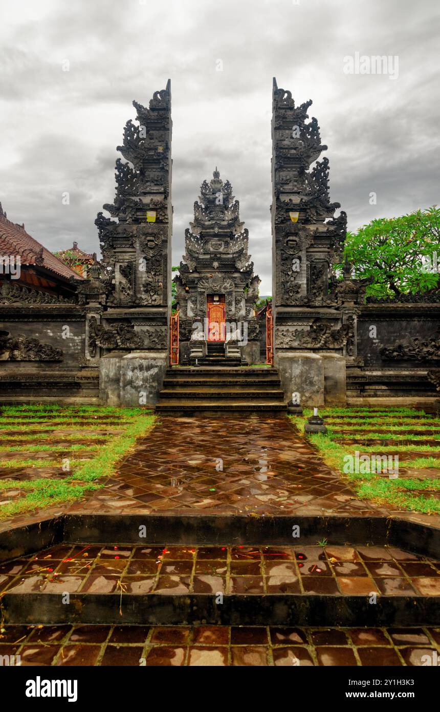 Traditional balinese architecture. Gate of temple Stock Photo - Alamy