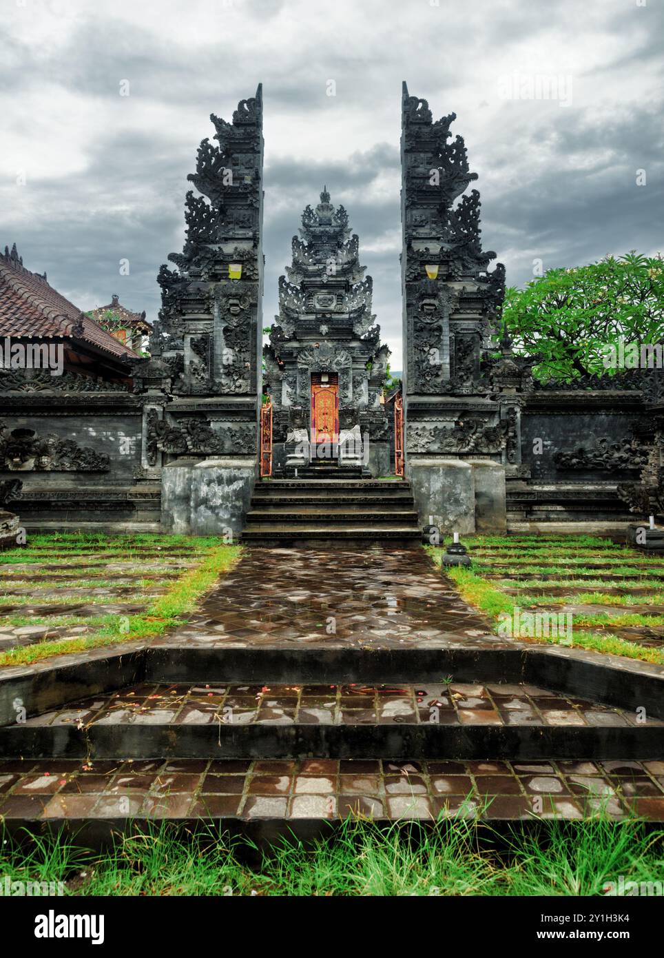 Traditional balinese architecture. Gate of temple Stock Photo - Alamy