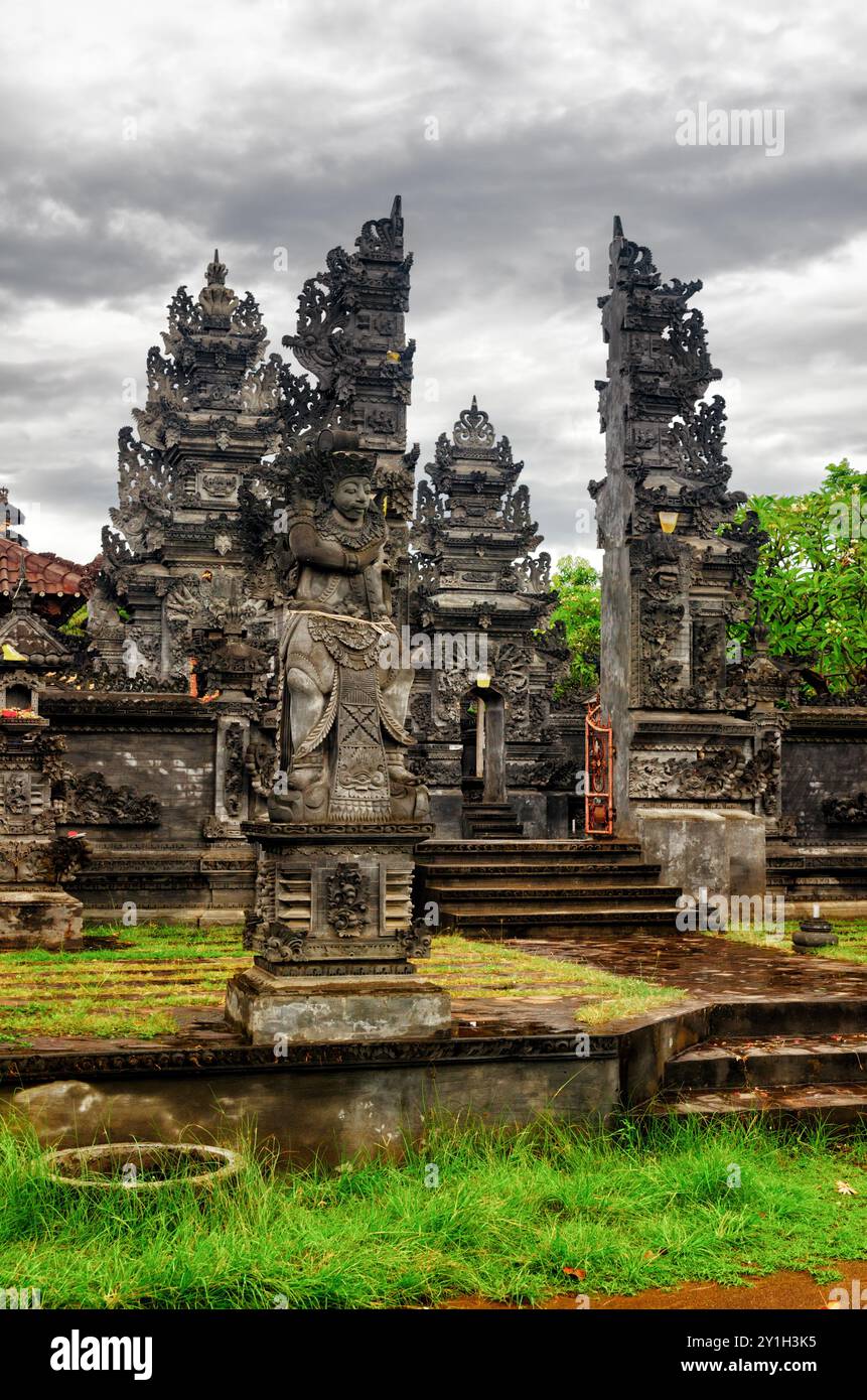 Traditional balinese architecture. Gate of temple Stock Photo - Alamy