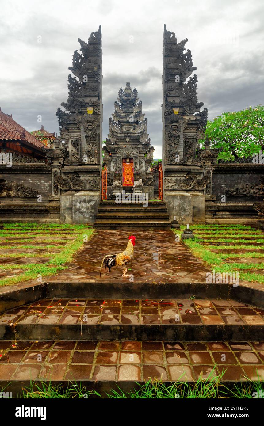 Traditional balinese architecture. Gate of temple Stock Photo - Alamy