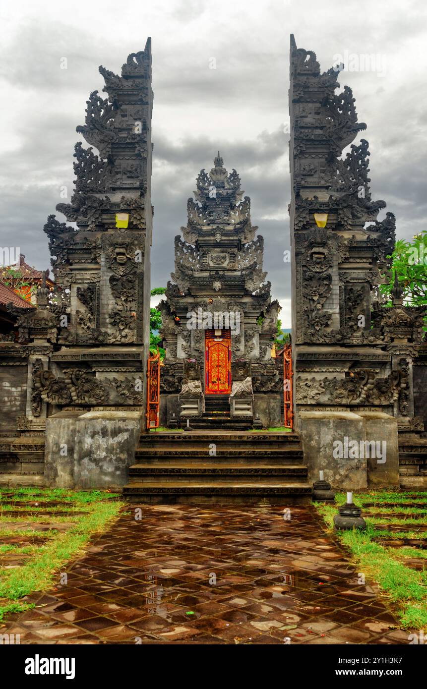 Traditional balinese architecture. Gate of temple Stock Photo - Alamy