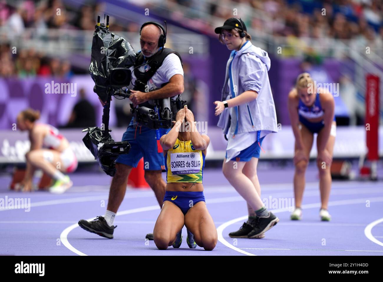 Brazil's Rayane Soares de Silva celebrates after winning the Women's ...