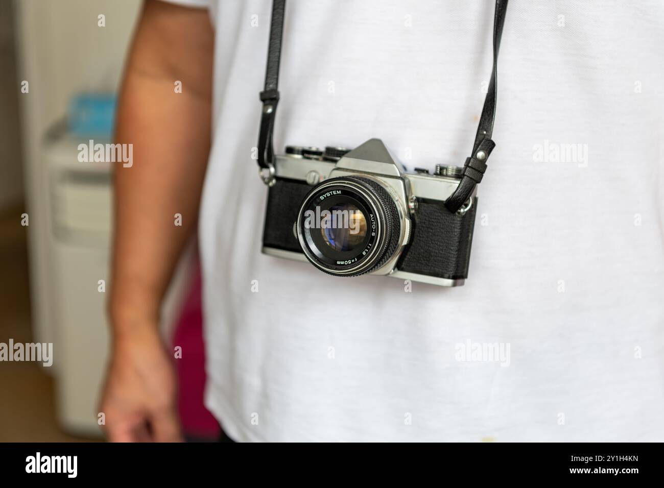 Person carrying picture frame hi-res stock photography and images - Alamy