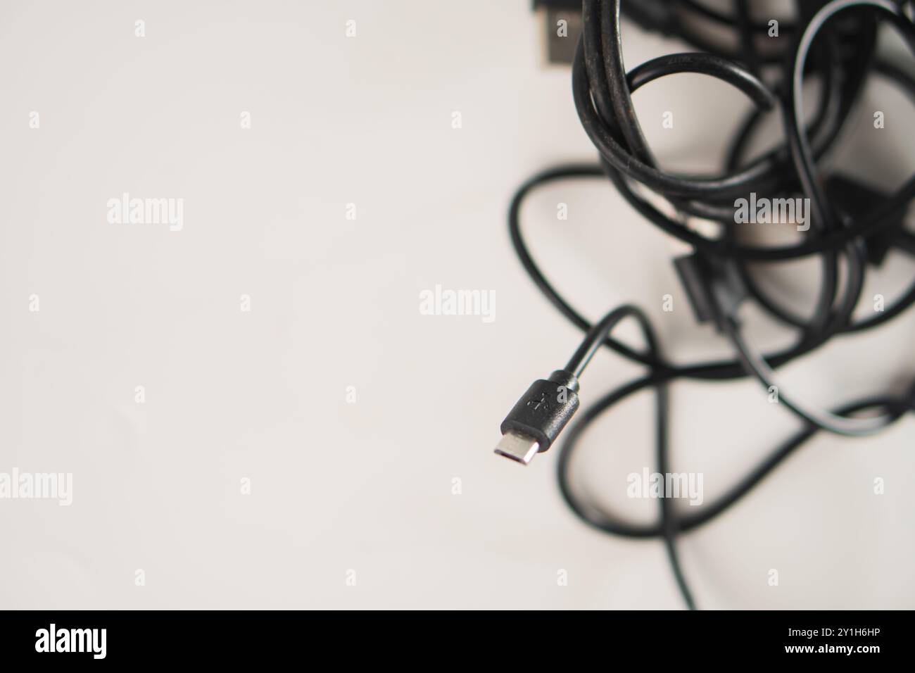 Tangled wires and computer hi-res stock photography and images - Alamy