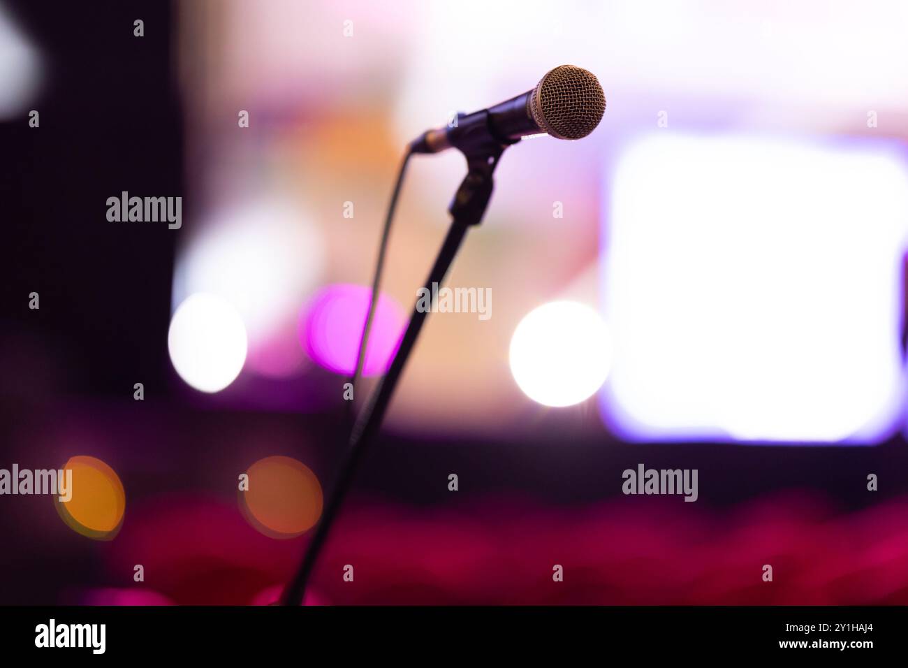Empty mic in spotlight hi-res stock photography and images - Alamy