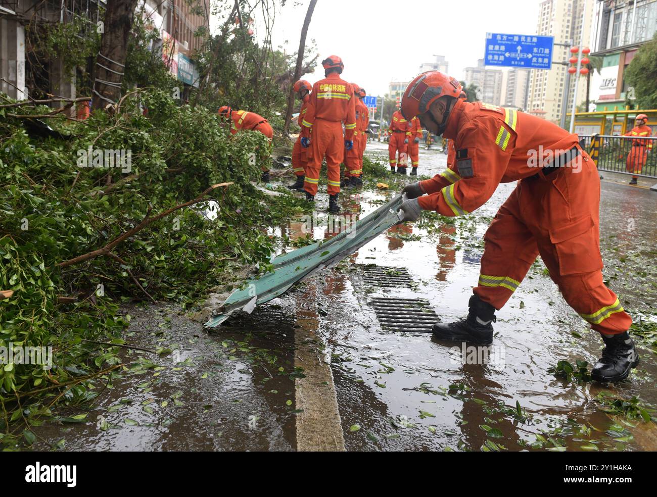 Guangzhou, China's Guangdong Province. 7th Sep, 2024. Rescuers remove ...